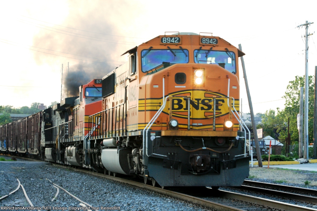 BNSF 8942 on NS 38G